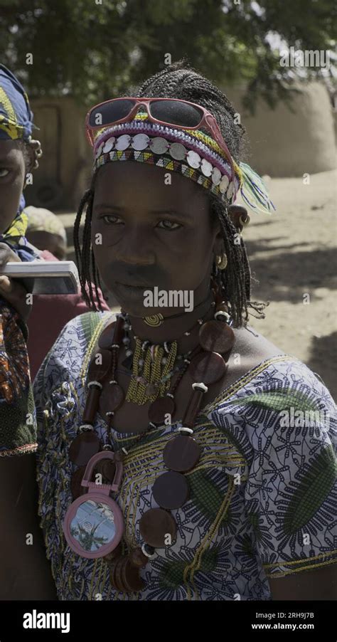 Foto Della Bella Donna Africana Nei Suoi Abiti Tradizionali Primo