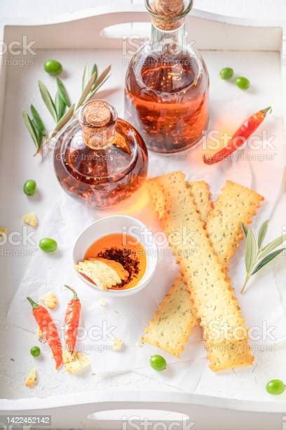 수제와 신선한 빵 스틱은 고추와 올리브 오일과 함께 제공됩니다 건강한 생활방식에 대한 스톡 사진 및 기타 이미지 건강한 생활방식 건강한 식생활 곁들이는 요리 Istock