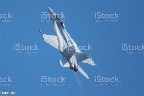 F18 호 넷 애프터 버너와 함께 투 수 및 결로 산책로 날개의 루트와 가장자리에 형성 0명에 대한 스톡 사진 및 기타 이미지 0명 군용 항공기 날기 Istock