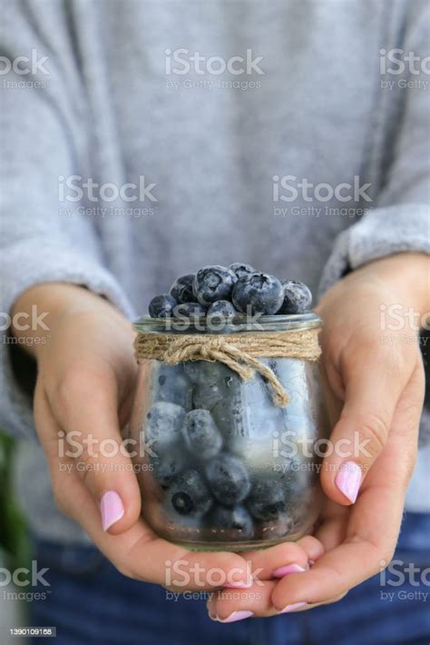 냉동 블루 베리 과일과 그릇을 들고 여자 수확 개념 딸기를 수집하는 여성의 손 건강한 식습관 겨울 채식 채식 주의 자 음식 딸기 스타킹 건강한 생활방식에 대한 스톡 사진 및