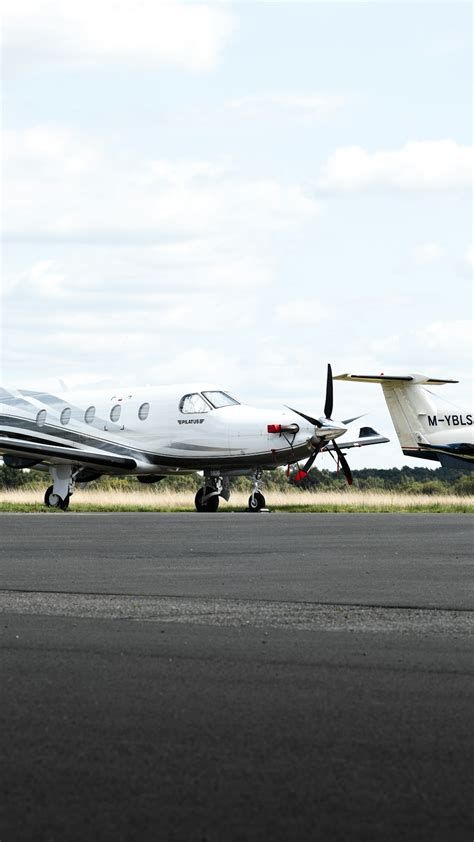 공항 활주로 위에 앉아 있는 작은 비행기 사진 Unsplash의 무료 페어오크스 공항 이미지