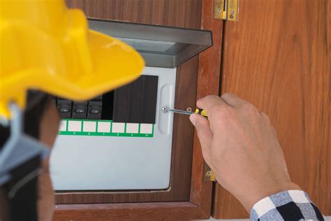 Do Circuit Breakers Have Fuses Explained