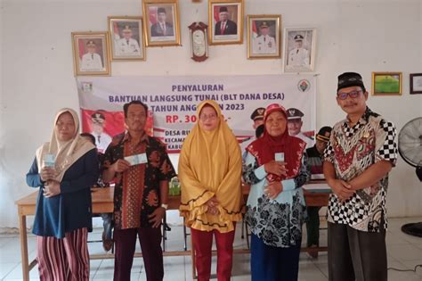 Kades Rukun Makmur Bagikan Blt Radar Banyuasin