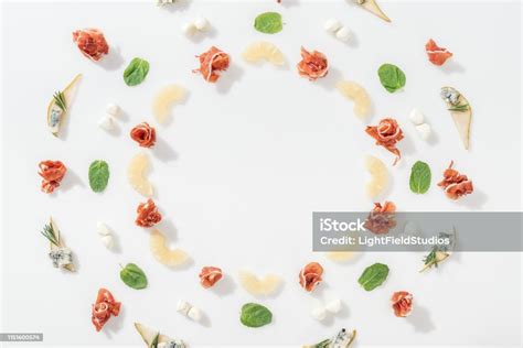 에 대 한 평면 누워 프로 슈 토 근처 슬라이스 파인애플과 유기 재료 흰색 바탕에 0명에 대한 스톡 사진 및 기타 이미지 0명 고기 과일 Istock