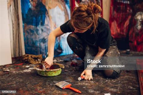 페인트 브러시로 그림을 그리기 위해 색상을 혼합하는 여성 아티스트 35 39세에 대한 스톡 사진 및 기타 이미지 35 39세 공예 교실 Istock