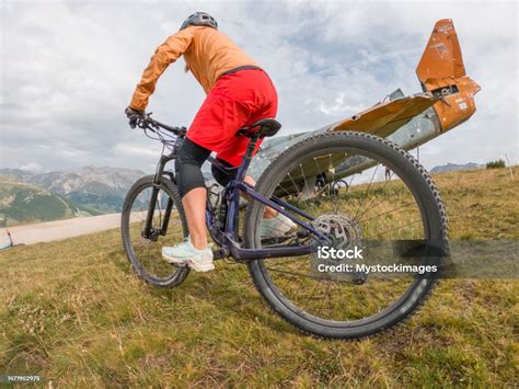 비행기 잔해 근처에서 타는 여성 산악 자전거 타는 사람 리비뇨 이탈리아 25 29세에 대한 스톡 사진 및 기타 이미지 25 29세 30 34세 개성 개념 Istock