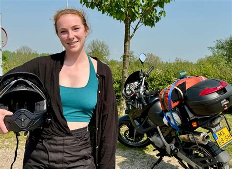 Motormuis Vera Komt Tijdens Een Minivakantie Op De Motor Bij Van Drukte