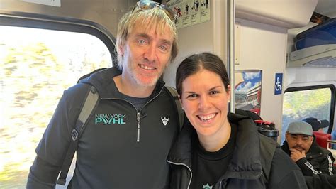 La Vertigineuse Entrée En Scène De Pascal Daoust Et Du Hockey Féminin à New York Radio Canada