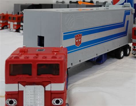 2008 Hasbro Universe Optimus Prime – Stefanaero