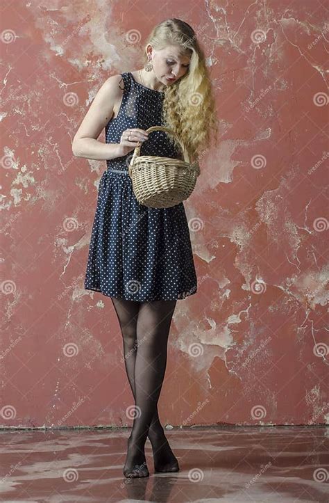 Ung Flicka Med Blont Lockigt Hår I En Lång Klänning Med Prickwiiiiiiiiiiith En Korg