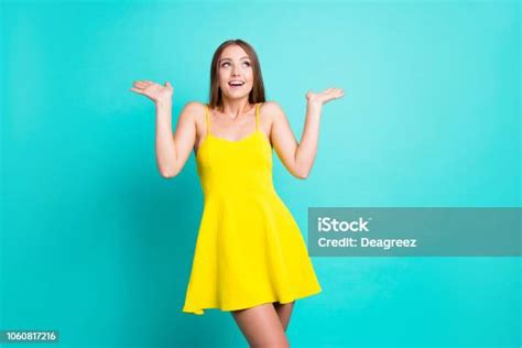 좋은 쾌활 한 놀된 기쁘게 긍정적인 매력적인 귀여운 달콤한 부드러운 스트레이트 머리 여자 밝은 드레스 녹색 청록색 청록 파스텔 배경 위에 절연의 초상화 십대 소녀에 대한