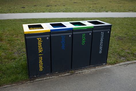 공원에서 재활용하기 위한 쓰레기통 쓰레기 분류를 위한 다양한 용기 0명에 대한 스톡 사진 및 기타 이미지 0명 깨끗한 도시 Istock