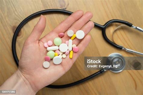 회색 나무 테이블에 전화 와 다양한 알 약과 정제 의료 건강 의료 및 약국 약국에 대한 스톡 사진 및 기타 이미지 약국 인터넷 개념 Istock