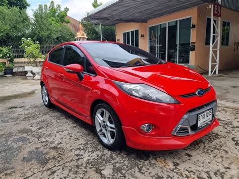 Ford Fiestaส ีแดง Ennxo