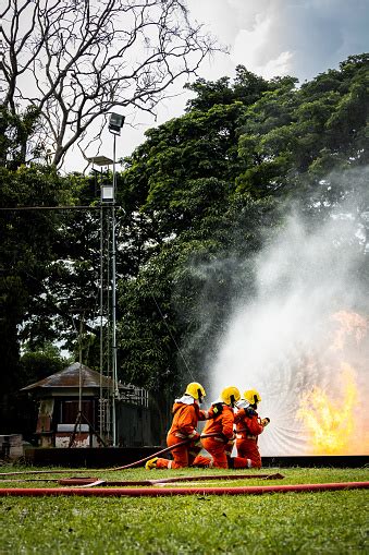 소방관 개념 화재로 싸우기 위해 물과 소화기를 사용하는 소방관 소방 훈련 훈련 중 호스와 물로 화재와 싸우는 소방관 40 44