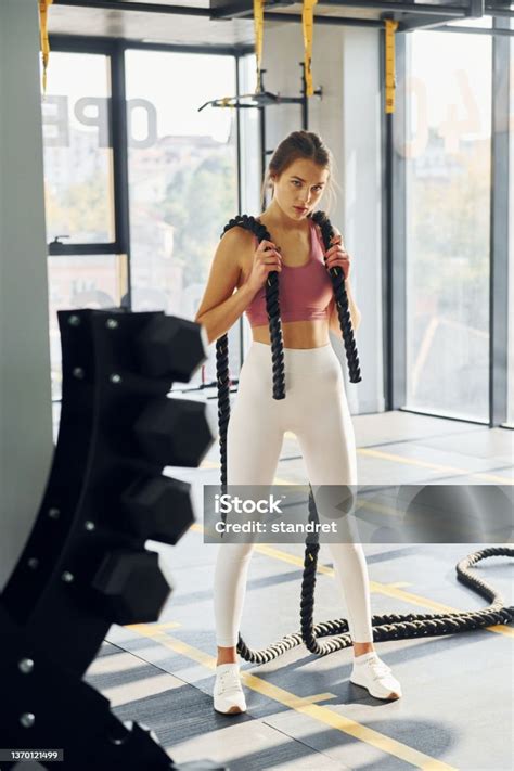 장비와 함께 서 아름 다운 젊은 여자 와 슬림 한 체형이다 에 그만큼 체육관 18 19세에 대한 스톡 사진 및 기타 이미지 18 19세 가냘픈 감정 Istock