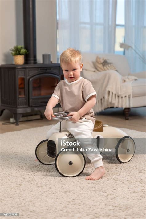 집에서 행복한 아이 큰 빈티지 장난감 자동차를 운전하고 즐거운 시간을 보내는 어린 소년 집에서 놀고 있는 웃는 아이 실내 거실에서 장난감을 가지고 노는 아기 18 23