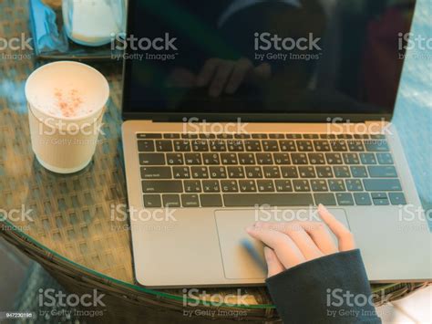 소프트 포커스 배경으로 아침 시간에 야외 커피숍에서 컴퓨터 노트북 및 음료 커피와 함께 일 하는 프리랜서에서 비즈니스와 휴식 개념 거리에 대한 스톡 사진 및 기타 이미지