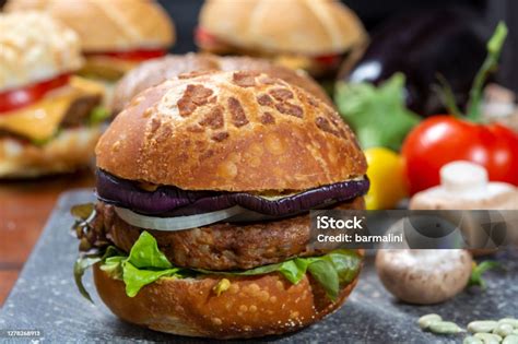 건강한 비건 또는 채식 패스트 푸드 야채와 신선한 만든 식물 기반 햄버거 0명에 대한 스톡 사진 및 기타 이미지 0명 가지 채소 건강한 식생활 Istock