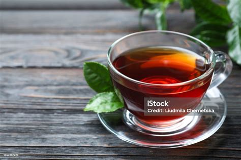나무 테이블에 향기로운 홍차와 녹색 잎의 유리 컵 텍스트 공간 0명에 대한 스톡 사진 및 기타 이미지 0명 갈색 건강한 생활방식 Istock
