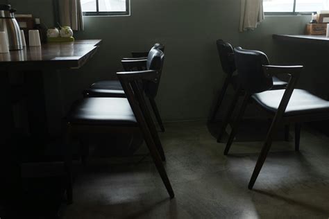 茶色の木製のテーブルと椅子の写真 Unsplashの建物の無料画像