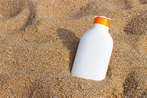 모래 해변에 자외선 차단제 Spf 보호 튜브 텍스트의 공간을 복사합니다 0명에 대한 스톡 사진 및 기타 이미지 0명 개념 개인 장식품 Istock