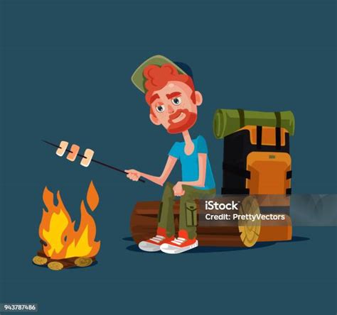 행복 한 미소 관광 사람 스카우트 캠프 문자는 모닥불 구이 마쉬 멜 로우 튀김 근처 밤에 혼자 앉아 여름 캠프 숲 하이킹 휴가