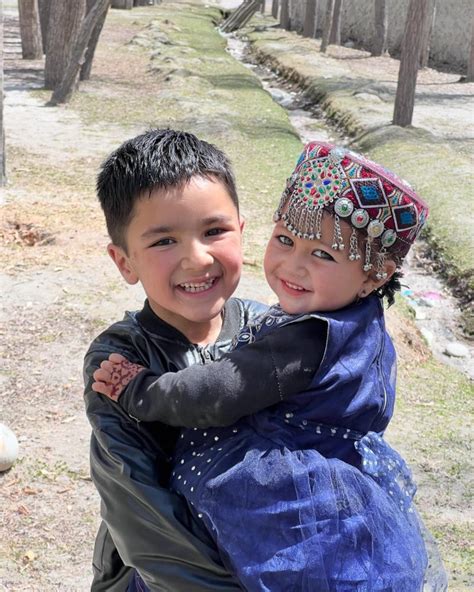 Public Reacts To Aima Baig Meeting Muhammad Shiraz Reviewit Pk