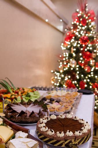 배경에 크리스마스 트리와 테이블에 배치 음식의 클로즈업 뷔페에 대한 스톡 사진 및 기타 이미지 뷔페 크리스마스 배경 주제 Istock