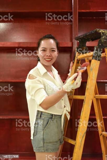 베트남 아시아 여성은 손에 붓을 들고 접사다리에 서서 벽을 칠하고 수리를 한다 35 39세에 대한 스톡 사진 및 기타 이미지