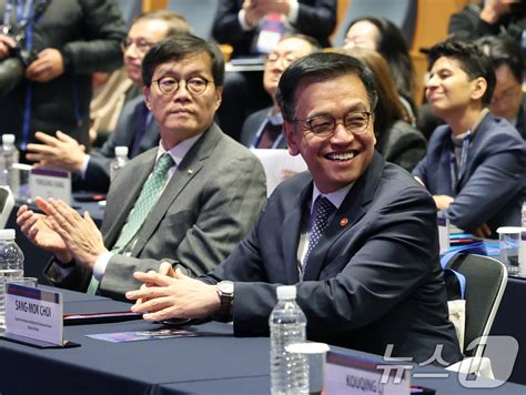 아세안3 경제협력·금융안정 포럼에서 대화 나누는 최상목 총리 뉴스1