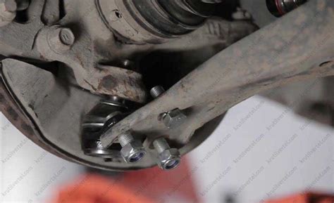 Замена передней шаровой опоры Toyota Corolla