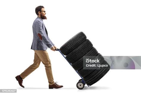 자동차 타이어와 함께 손 트럭을 밀어 수염 남자의 전체 길이 프로필 샷 구매에 대한 스톡 사진 및 기타 이미지 구매 차 타이어 Istock