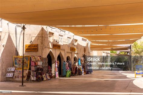 전통적인 공예 기념품 가게가있는 알 파히디 역사 지구 석조 거리 두바이에 대한 스톡 사진 및 기타 이미지 두바이 역사 지구 기념품 Istock