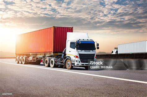 석양에 높은 길을 달리는 세미 트레일러 트럭 큰 장비 세미 트럭 트랙터 선적 화물 컨테이너 화물 트럭 선적 창고 가져 오기 수출 트럭 물류 화물 운송 0명에 대한 스톡 사진