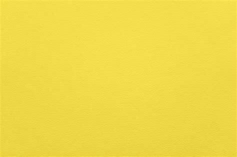 수채화와 파스텔을 위한 노란색 종이를 비추는 질감 패션 위크부터 2021 년 봄 여름 시즌의 패셔너블 한 팬톤 색상 현대 럭셔리 배경 또는 모의 복사 공간 0명에 대한 스톡