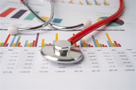 차트 및 그래프 스프레드시트 용지 재무 계정 통계 투자 분석 연구 데이터 경제 및 비즈니스 회사 개념에 대한 청진기 스프레드