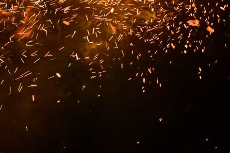 불에서 불꽃의 가까이 검은 배경에 불꽃 화재의 사치 불꽃과 마법 경쟁에 대한 스톡 사진 및 기타 이미지 경쟁 군중 렌즈 플레어 Istock