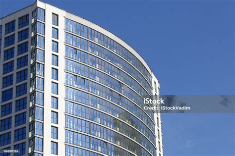 콘크리트와 유리로 만든 현대적인 고층 건물 건설 현장 건설의 마지막 단계 푸른 하늘을 배경으로 0명에 대한 스톡 사진 및 기타 이미지 Istock