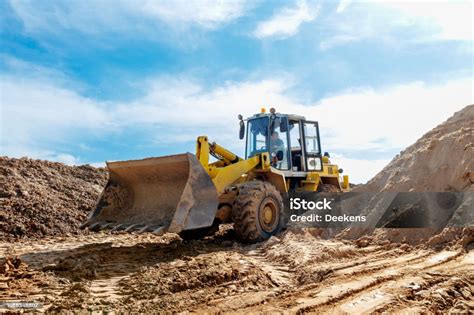 적재 용 휠 기계는 대구경 파이프를 놓는 작업을 수행합니다 흙 파는 기계에 대한 스톡 사진 및 기타 이미지 흙 파는 기계 노랑 무거운 Istock
