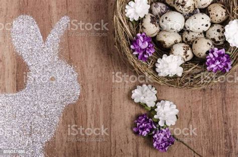 부활절 달걀 그리고 파피루스 배경에 귀여운 토끼입니다 축제 장식입니다 행복 한 부활절 0명에 대한 스톡 사진 및 기타 이미지