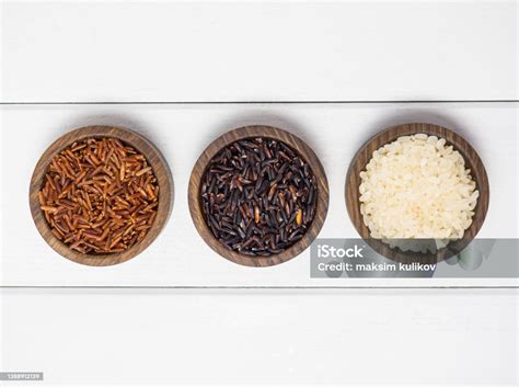 흰색 나무 테이블에 나무 그릇에 쌀의 세 가지 유형 빨강흑백 쌀 복사 공간 건강한 식생활에 대한 스톡 사진 및 기타 이미지 건강한 식생활 검정 쌀 고기 Istock