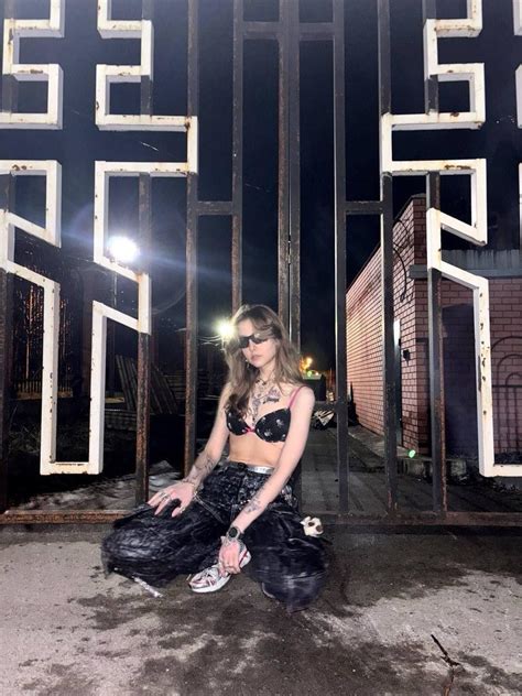 В Перми блогерша устроила фотосессию на фоне православных крестов