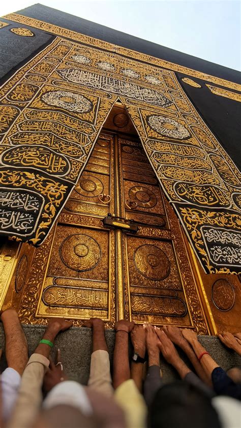 ٱللَّهُ لَآ إِلَـٰهَ إِلَّا هُوَ ٱلْحَىُّ ٱلْقَيُّومُ ۚ لَا تَأْخُذُهُۥ
