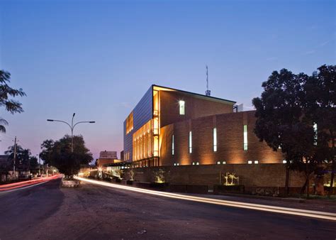 Brian Mackay Lyons Honoured With 2015 Raic Gold Medal