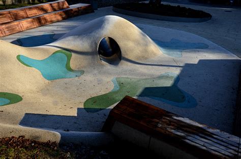 언덕과 필드에 다채로운 명소와 흰색 파란색 녹색 고무 풍경 언덕을 통과하는 스테인레스 스틸 터널 콘크리트의 옹벽의 목재 부분이 줄지어 있는 경사진 코너 벤치 0명에 대한