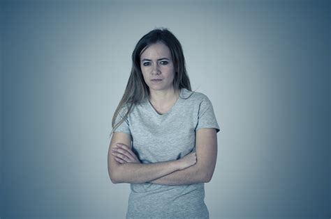 화가 얼굴을 보고 젊은 예쁜 백인 십대의 초상화 걱정과 혐오 와 함께 교차 무디 한 빛으로 스튜디오 촬영 얼굴 표정과 감정 또는 사춘기 정신 건강 감정에 대한 스톡 사진 및