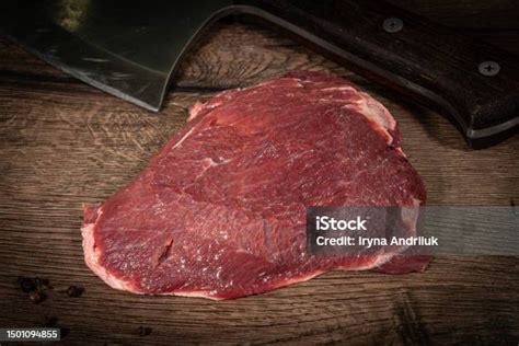 쇠고기 고기의 신선한 생 조각 검은 배경에 스트립 로인 스테이크 상단보기 대리석 고기 조각 뉴욕 0명에 대한 스톡 사진 및 기타 이미지 Istock