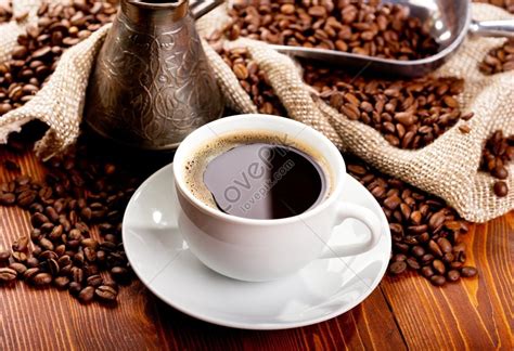 나무 테이블에 블랙 커피와 콩 한 잔의 사진 사진 무료 다운로드 Lovepik