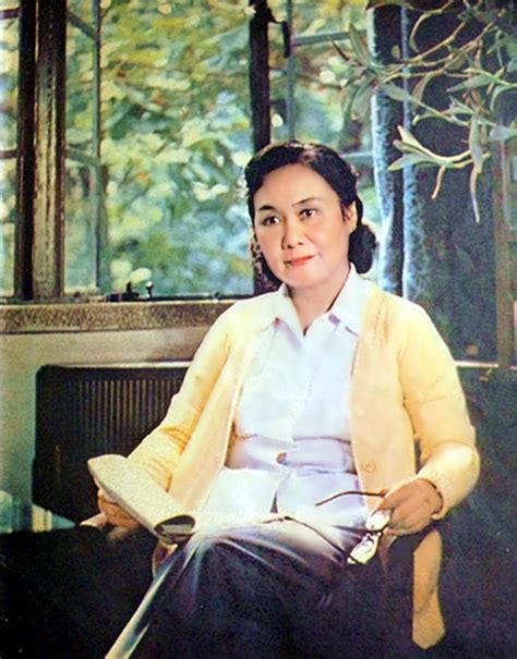 白杨1920年4月22日 1996年9月18日，原名杨成芳，湖南省汨罗市古仑人，中国电影、戏剧表演艺术家。 1936年与明星影片公司签约，与赵丹主演《十字街头》，一江春水向东流一举成名